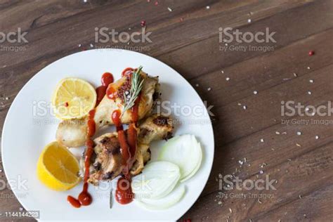 나무 바탕에 흰색 접시에 레몬 로즈마리 스파 릭 양파와 케첩 프라이드 치킨 다리 0명에 대한 스톡 사진 및 기타 이미지 0명
