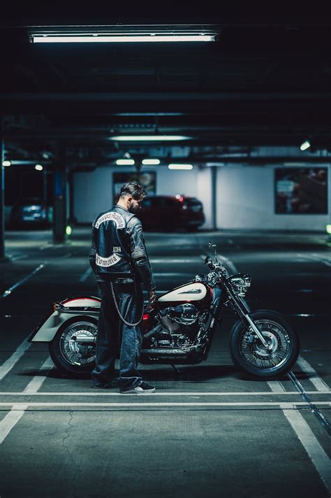 有关＃室内 人 停車場 停车库 冒險 冷色調 地下 城市 夜生活 巡洋舰 工程师 引擎 成人 摩托車 摩托車手 摩托车设计 旅行 昏暗的灯光 時尚 晚上