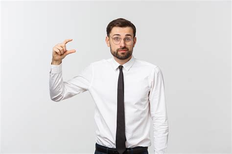 사업가는 자신의 손가락을 작은 크기로 만드는 감정 얼굴 표정 감정 신체 언어 징후 흰색 스튜디오 배경의 이미지 개념에 대한 스톡