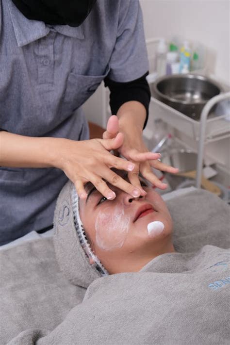 스파에서 전문적인 얼굴 트리트먼트 · 무료 스톡 사진