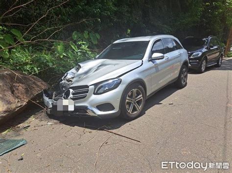 新北烏來掉巨石！4車停「注意落石」旁慘被砸 賓士車頭全毀 Ettoday社會新聞 Ettoday新聞雲