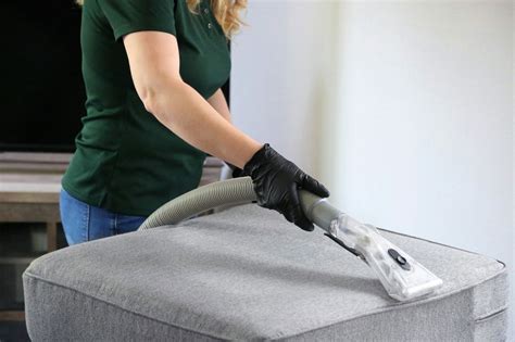 Nettoyer un Canapé en Tissu Astuces Naturelles Efficaces