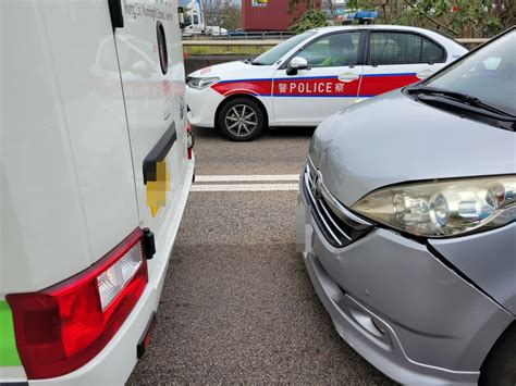 港深西部公路校巴私家車相撞 學童及保母19人送院 新冠疫情專頁