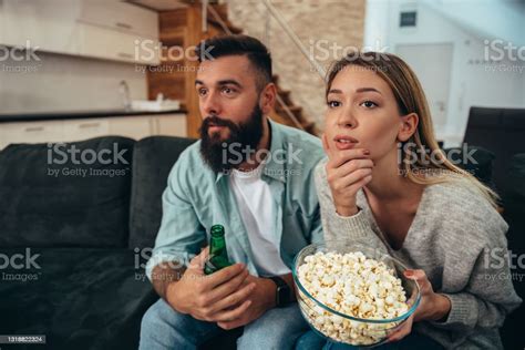 Tv를 보면서 맥주를 마시고 팝콘을 먹는 커플 20 24세에 대한 스톡 사진 및 기타 이미지 20 24세 2명 30 34
