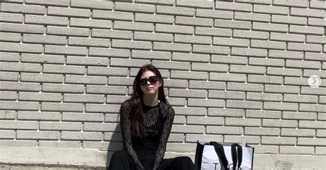 한소희 등 노출 올블랙 패션도 찰떡 소화…일상 속 빛나는 미모 [n샷]