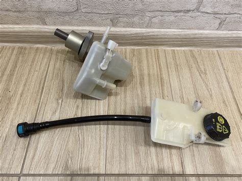 Выносной бачок тормозной жидкости от C Max — Ford Focus Hatchback Ii 1 6 л 2009 года своими