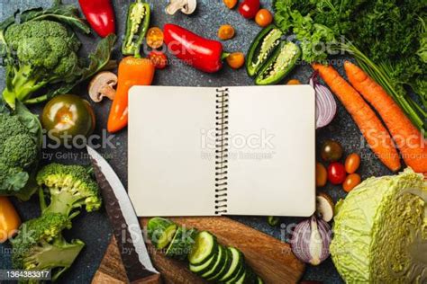 소박한 콘크리트 테이블에 빈 종이 메모장과 다양한 신선한 야채 개념에 대한 스톡 사진 및 기타 이미지 개념 건강한 식생활