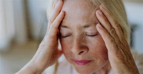 두통으로 집에서 소파에 앉아있는 매력적인 노인 여성의 초상화 사진 Unsplash의 인간의 머리 이미지