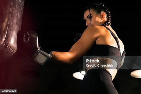 권투 링 안에서 섀도우 복싱을 하는 여성 권투 선수 권투 스튜디오에서 펀치 연습을 하는 권투 선수 스포츠 복싱의 개념 25 29세에 대한 스톡 사진 및 기타 이미지 Istock