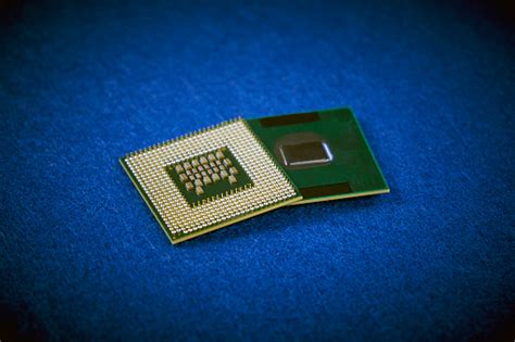 Dua Cpu Berbeda Memperlihatkan Berbagai Jenis Koneksi Pada Latar