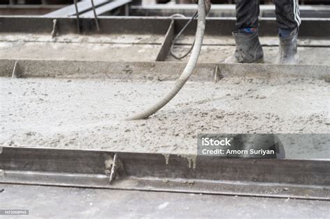 건설 기술자는 콘크리트를 평평하게 하는 동안 콘크리트 진동 발생기를 사용합니다 콘크리트의 최대 강도를 위해 콘크리트 진동기 제거 기포를 사용하는 건설 작업자 강철에 대한