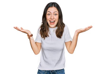 Giovane Bella Donna Con Una Maglietta Bianca Informale Che Celebra La