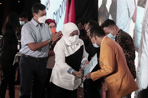 May Day 2021 Menaker Dan BP Jamsostek Salurkan Sembako Untuk Serikat