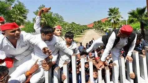 Akhilesh Yadav Climbs Over Boundary Of Jpnic Lucknow