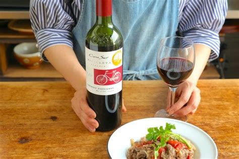 【ぐっち夫婦のおつまみリレー】牛こまトマトのさっと煮×赤ワイン レシピ クロワッサン オンライン