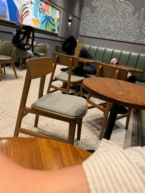 어떤 뇌구조를 가지면 카페에서 음료도 안시키고 신발까지 벗고 테이블 두개 차지하고 누워서 유튜브를 볼 수 있을까 그것도 소리도 크게해서 알다가도 모를 일 스타벅스 너무