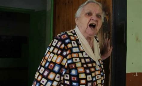 Люта сусідка мало не ламала наші двері а коли я почула її вимогу то у