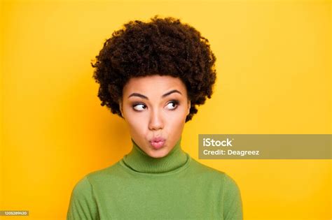 선명한 색상 배경을 통해 고립 된 키스를 멀리 찾고 얼굴에 Pouted 와 부드러운 소녀의 사진을 닫습니다 노란색 배경에 대한 스톡 사진 및 기타 이미지 Istock