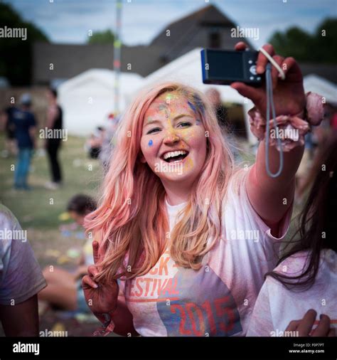 Festival Drunk Girl Fotos Und Bildmaterial In Hoher Auflösung Alamy