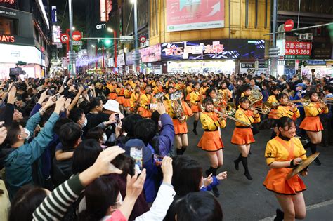 橘色惡魔西門町踩街演出 民眾直呼人潮多到好像跨年樂活 僑務電子報
