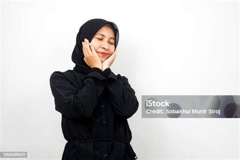 행복 웃고 아름 다운 젊은 아시아 무슬림 여자 귀여운 편안 하 게 느낌 걱정 좋은 느낌 흰색 배경에 고립 된 뺨을 들고 손 20