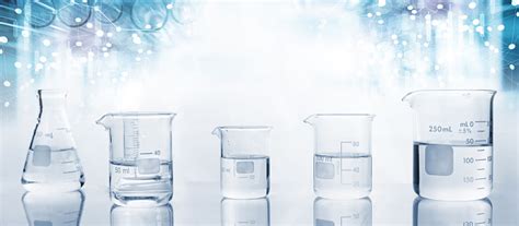 투명 유리 플라스크 와 비커 화학 과학 연구 실험실과 파란색 흰색 배너 배경 비커에 대한 스톡 사진 및 기타 이미지 비커 실험실 액체 Istock