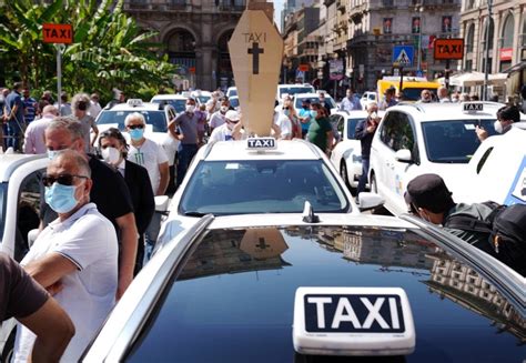 Sciopero Dei Taxi A Milano La Protesta Con Una Bara Di Cartone In Piazza Duomo La Repubblica