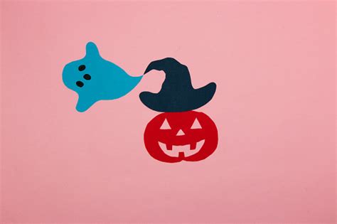 유령이 나오는 파란색 모자가있는 빨간 종이 호박 창조적 인 할로윈 개념 평평한 누워 종이 공예 10월에 대한 스톡 사진 및 기타