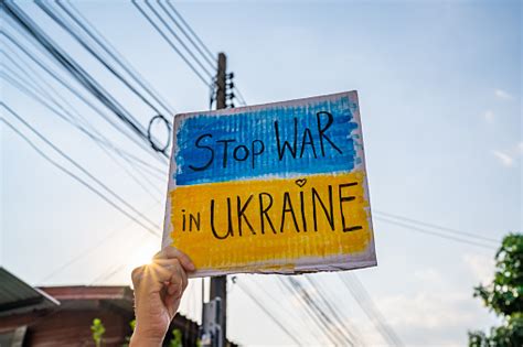 우크라이나 전쟁 중단에 관한 플래카드를 들고 있는 시위대 Stand With Ukraine에 대한 스톡 사진 및 기타 이미지
