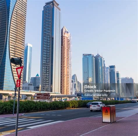 두바이 Uae 21062023 셰이크 자예드 도로를 따라 있는 현대적인 고층 빌딩의 사진 도시 0명에 대한 스톡 사진 및 기타