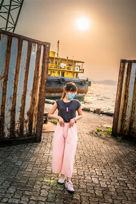 검은 탱크 탑과 분홍색 바지를 입은 여자는 낮에 갈색 벽돌 바닥에 서 있습니다 사진 Unsplash의 무료 소녀 이미지