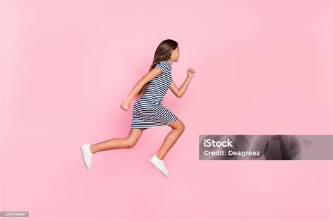 귀여운 반짝이는 소녀 옷을 입은 줄무늬 드레스 Runnig 빈 공간 점프 높은 고립 핑크 컬러 배경의 사진 14 15 살에 대한 스톡 사진 및 기타 이미지 Istock
