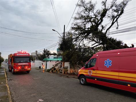 Famílias Que Tiveram Casas Destelhadas Por Vendaval Recebem Lonas No