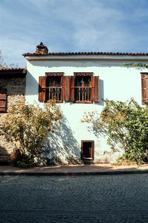 개척자 마을 건물 외관 건축 세부 관광 관광지 그림자 기이 한 나무 낮 담쟁이덩굴 도시 경관 돌 외관 돌담