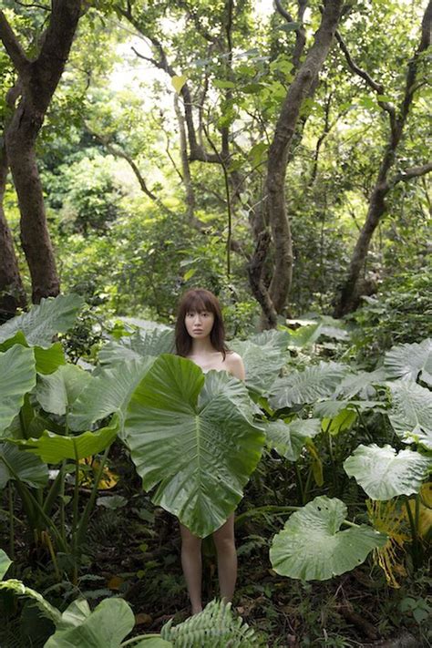 なぜ、オトコもオンナもこの女優が気になるのか？秘密のこたえが一冊に。 松本まりか写真集「mm」、12月4日発売。 ※とっておきの表紙や秘蔵写真