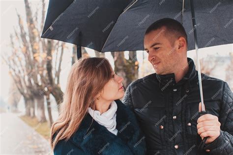 Premium Photo Couple Kissing In Rain
