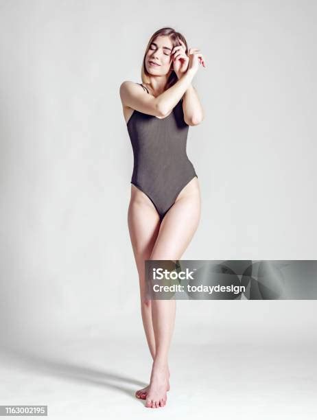 바디 수트에 날씬한 소녀는 흰색 배경에 전체 성장에 서있다 아름 다운 그림 섹시 한 진정 가득 찬에 대한 스톡 사진 및 기타