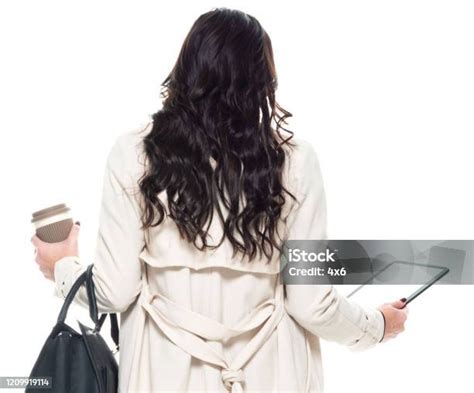 백인 젊은 여성 매니저 앞 흰색 배경 착용 비즈니스 웨어와 지갑을 들고 터치 스크린을 사용 하 여 40 44세에 대한 스톡 사진 및 기타 이미지 Istock