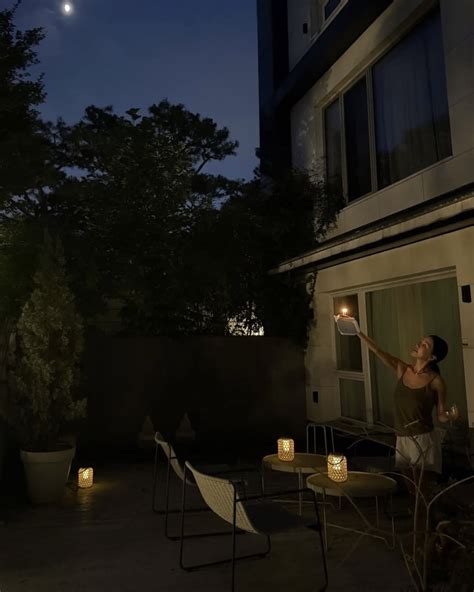 엄정화 50억 한남동 집 마당서 촛불 케이크…“누구 생일”｜스포츠동아