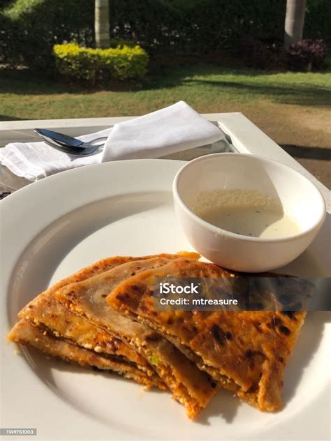 북 인도 아침 식사 접시 뷔페 토마토 Chutney 흰 접시에 제공 되는 Paneer 코 티 지 치즈 Parathas 조각 매운