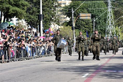 Desfile leva mais de 10 mil pessoas para a Latorre Notícias