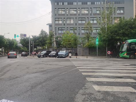 成都市锦江区七中育才华新校区外人行道违规停车 群众呼声麻辣问政 四川省网上群众工作平台 成都市委书记