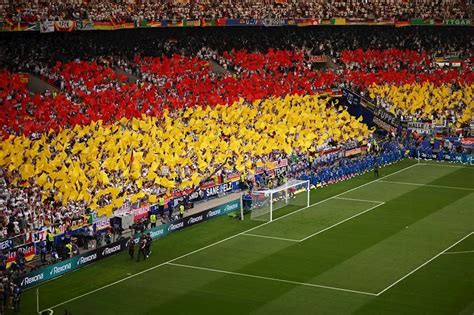 Nationalmannschaft DFB Team Bei Der EM 2024 Im Ticker Deutsche Fans Mit Fahnen Choreo Vor Dem
