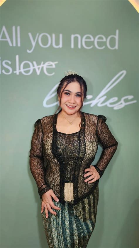 RISA MUSFITA | Merry Christmas 🌲 tunggu video full nya | Instagram
