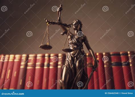 Imagen De La Estatua De La Ley De Bronce Que Mantiene El Equilibrio