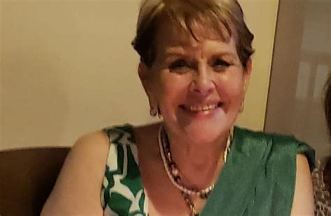 Hellen Famanía De Rojo Disfruta Inolvidable Valada Con Grupo De Amigas