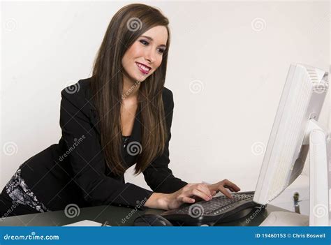 Femme Tapant Sur Le Clavier Image Stock Image Du Bureau Adulte 19460153