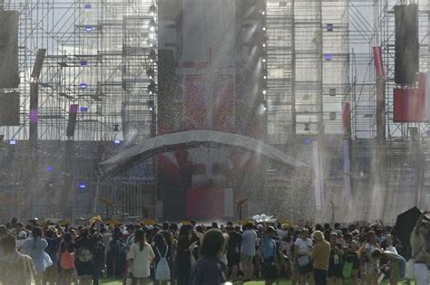 K Pop Fans Dive Into Waterbombs Wet Wild Wonderland
