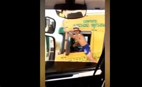 Vídeo Caminhoneiro é flagrado dirigindo metade do corpo para fora JD Notícias