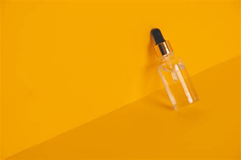 파이펫을 곁들인 드롭퍼 유리 병 투명 히알루론 천연 미용 미네랄 제품 및 에코 세럼 스킨 케어 컨셉 위쪽 가로 뷰 카피스페이스입니다 여름 육즙 색상 0명에 대한 스톡 사진